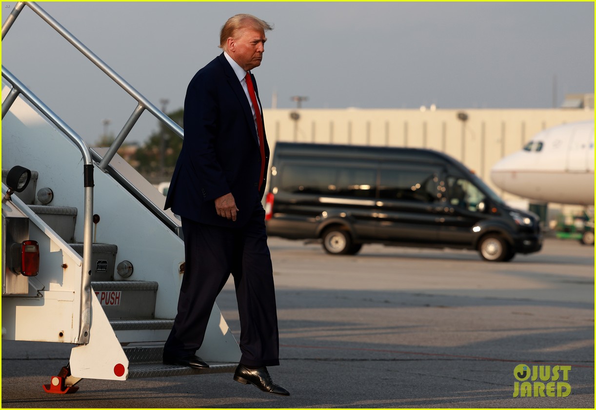 Donald Trump's Height & Weight Revealed Upon Arrest in Atlanta, But ...