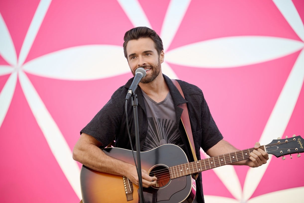 Holland Roden & Corey Cott Rekindle A Summer Romance in Hallmark ...