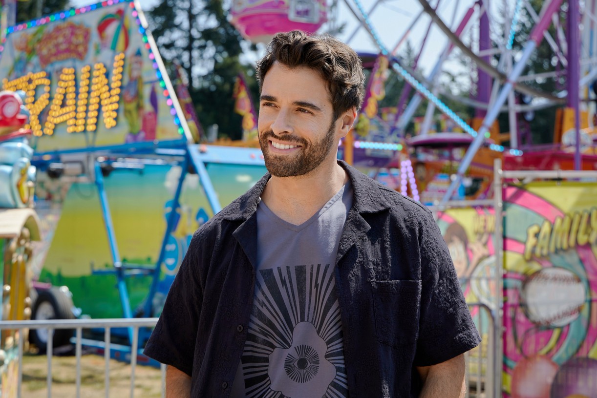 Holland Roden & Corey Cott Rekindle A Summer Romance in Hallmark ...