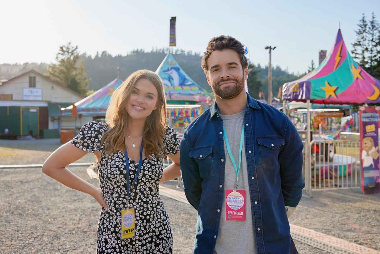 Holland Roden & Corey Cott Rekindle A Summer Romance in Hallmark ...