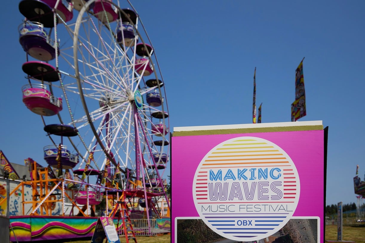 Holland Roden & Corey Cott Rekindle A Summer Romance in Hallmark ...