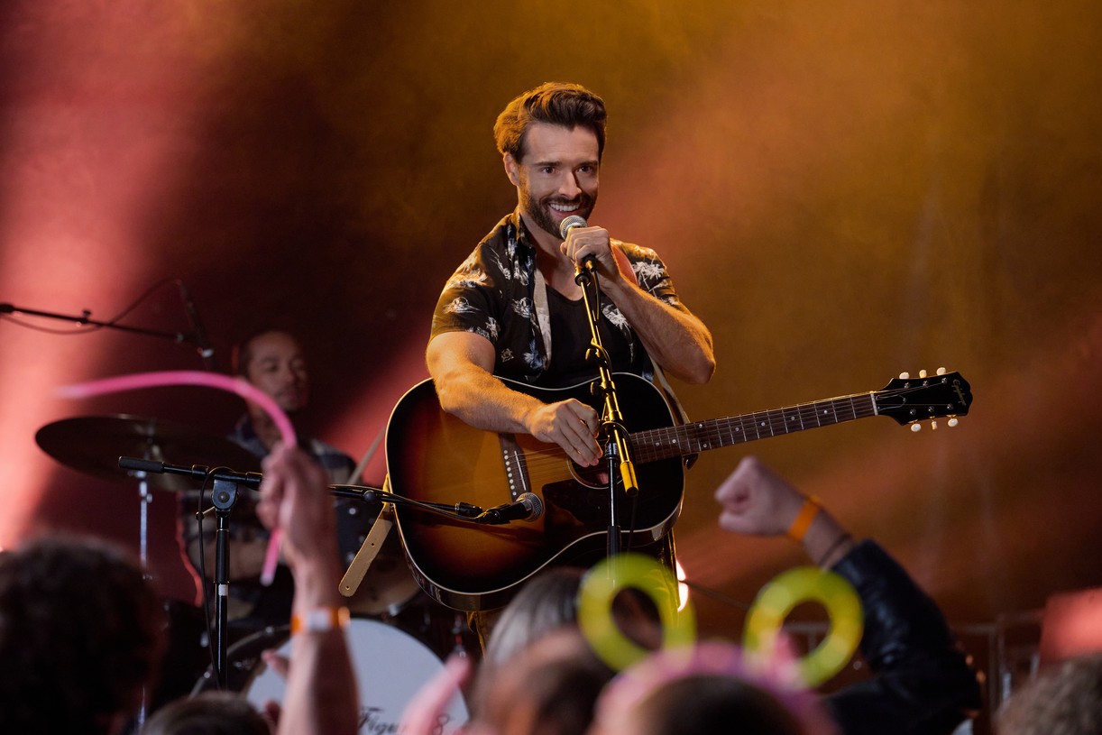 Holland Roden & Corey Cott Rekindle A Summer Romance in Hallmark ...