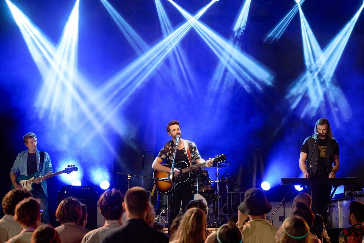 Holland Roden & Corey Cott Rekindle A Summer Romance in Hallmark ...