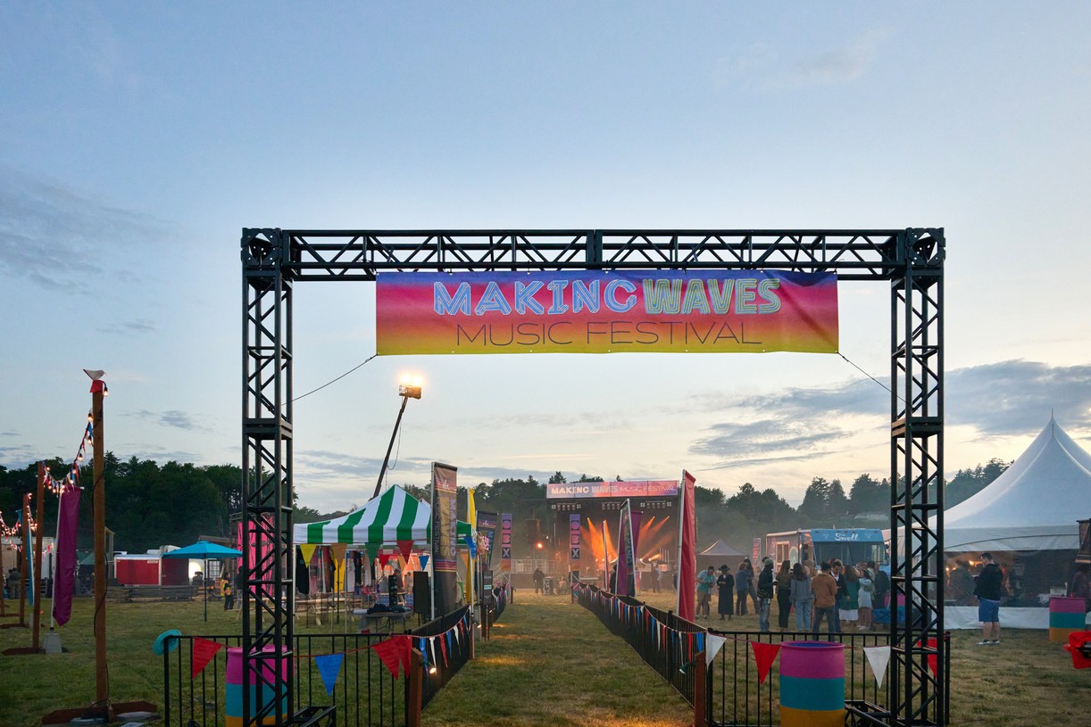 Holland Roden & Corey Cott Rekindle A Summer Romance in Hallmark ...