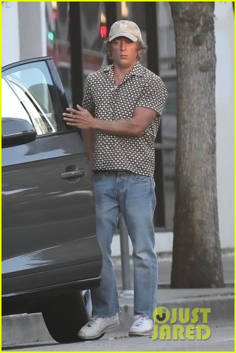 Jeremy Allen White Steps Out for Coffee After He's Photographed Kissing ...