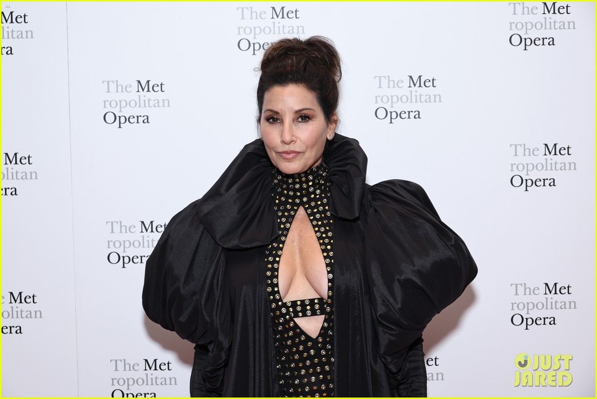 Anne Hathaway Joins Jon Hamm, Angela Bassett & More at Metropolitan ...