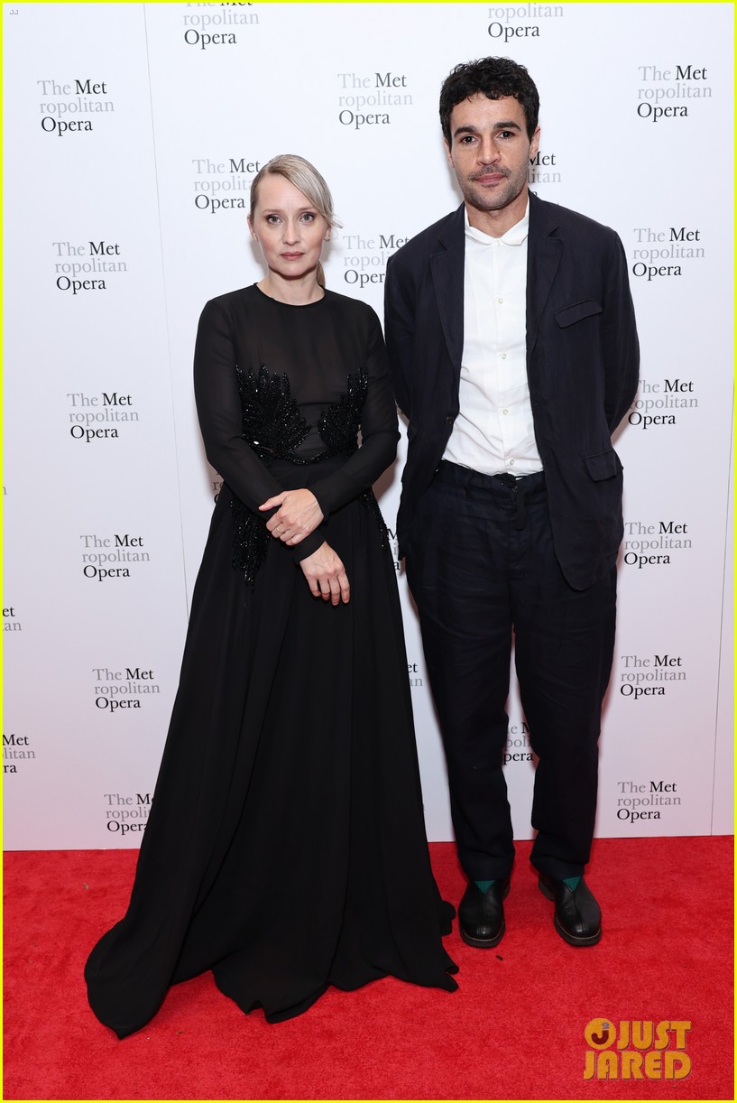 Anne Hathaway Joins Jon Hamm, Angela Bassett & More at Metropolitan ...