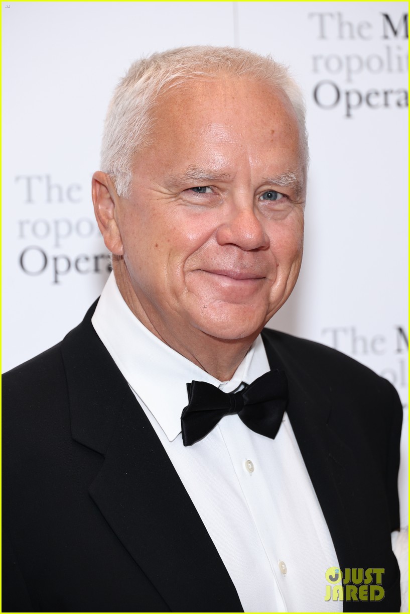 Anne Hathaway Joins Jon Hamm, Angela Bassett & More at Metropolitan ...