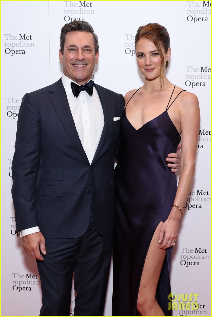 Anne Hathaway Joins Jon Hamm, Angela Bassett & More at Metropolitan ...