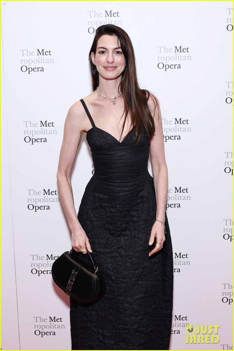 Anne Hathaway Joins Jon Hamm, Angela Bassett & More at Metropolitan ...