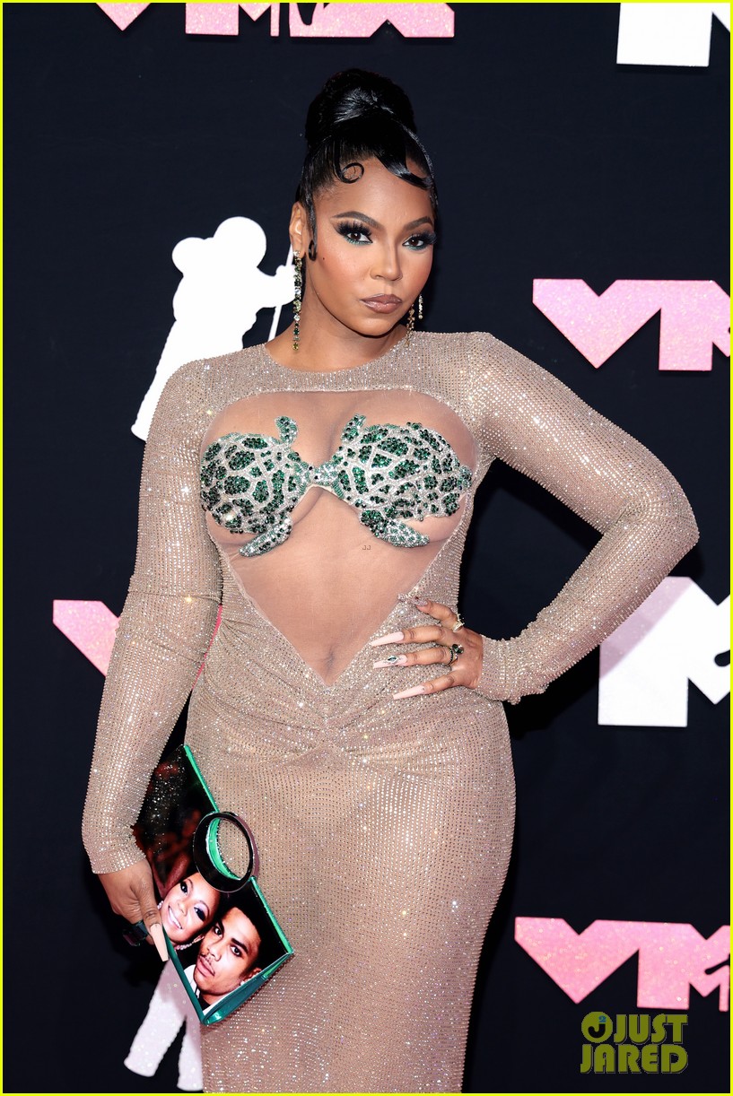 Ashanti Carries Purse With Her & Nelly's Photo On It To VMAs After He Confirms They're Back ...
