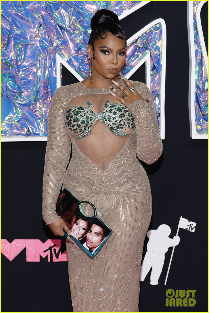 Ashanti Carries Purse With Her & Nelly's Photo On It To VMAs After He Confirms They're Back ...