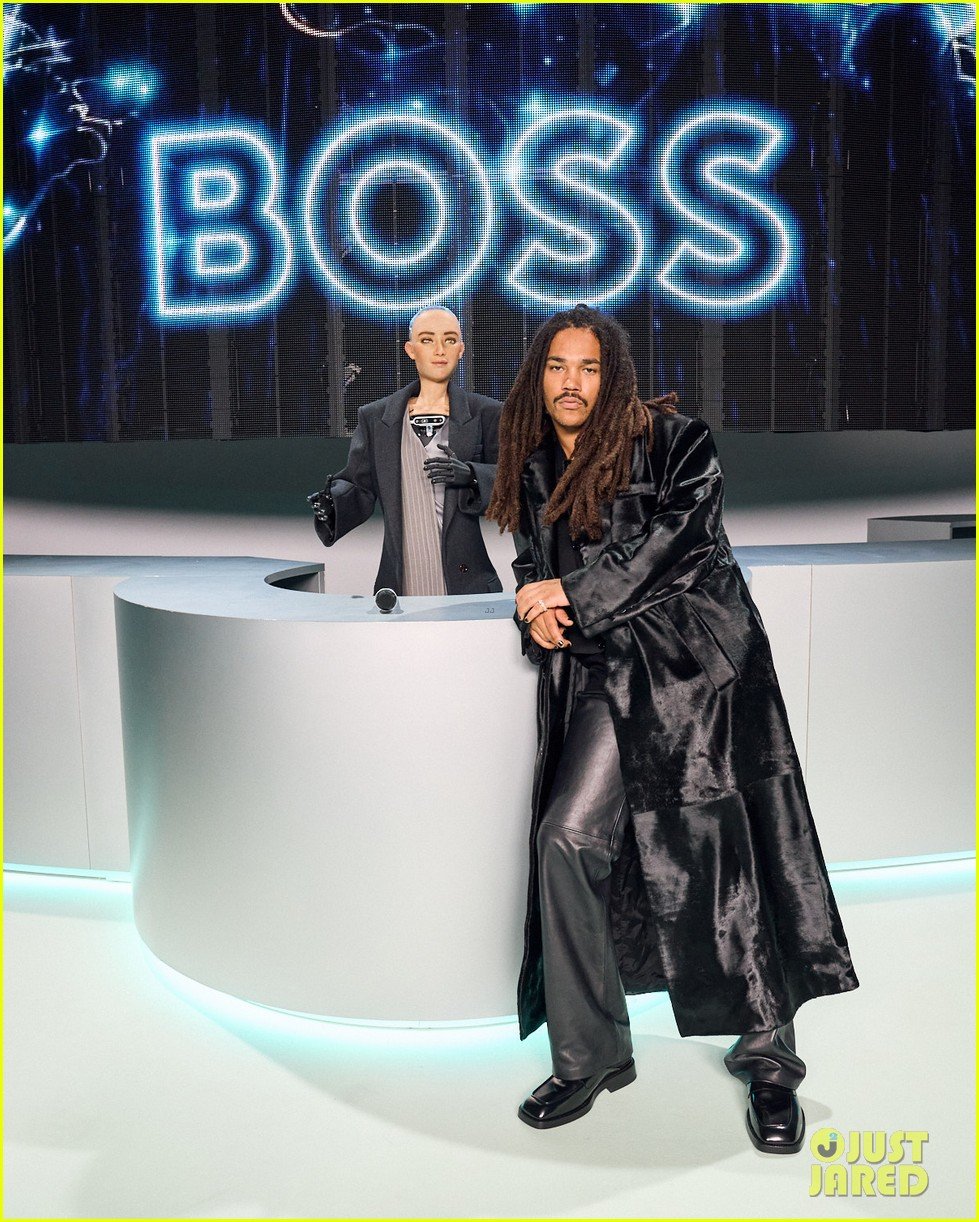 Gigi Hadid & Ashley Graham Walk the Runway in BOSS' Fashion Show in ...