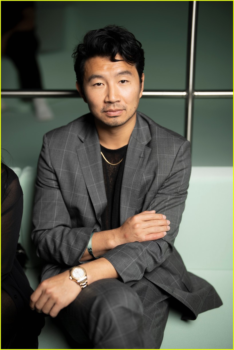 Ashley Graham Takes Fans Behind the Scenes of BOSS Runway Show in Milan ...