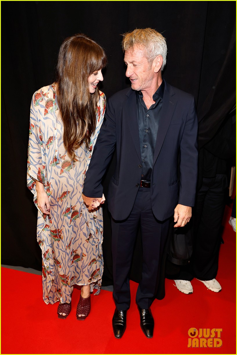 Dakota Johnson & Sean Penn Attend Premiere of Their Cab Ride Movie ...