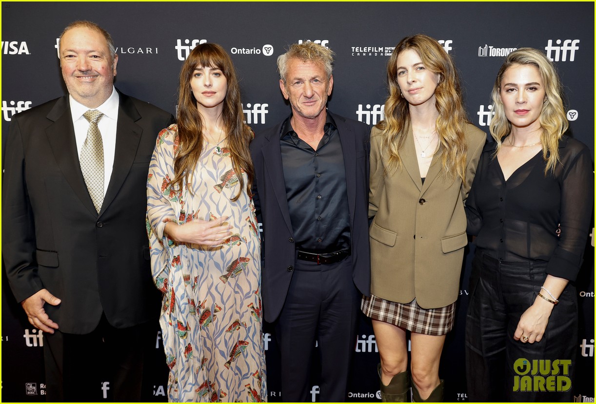 Dakota Johnson & Sean Penn Attend Premiere of Their Cab Ride Movie ...