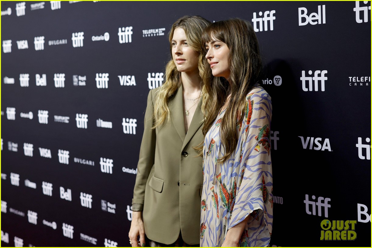 Dakota Johnson & Sean Penn Attend Premiere of Their Cab Ride Movie ...