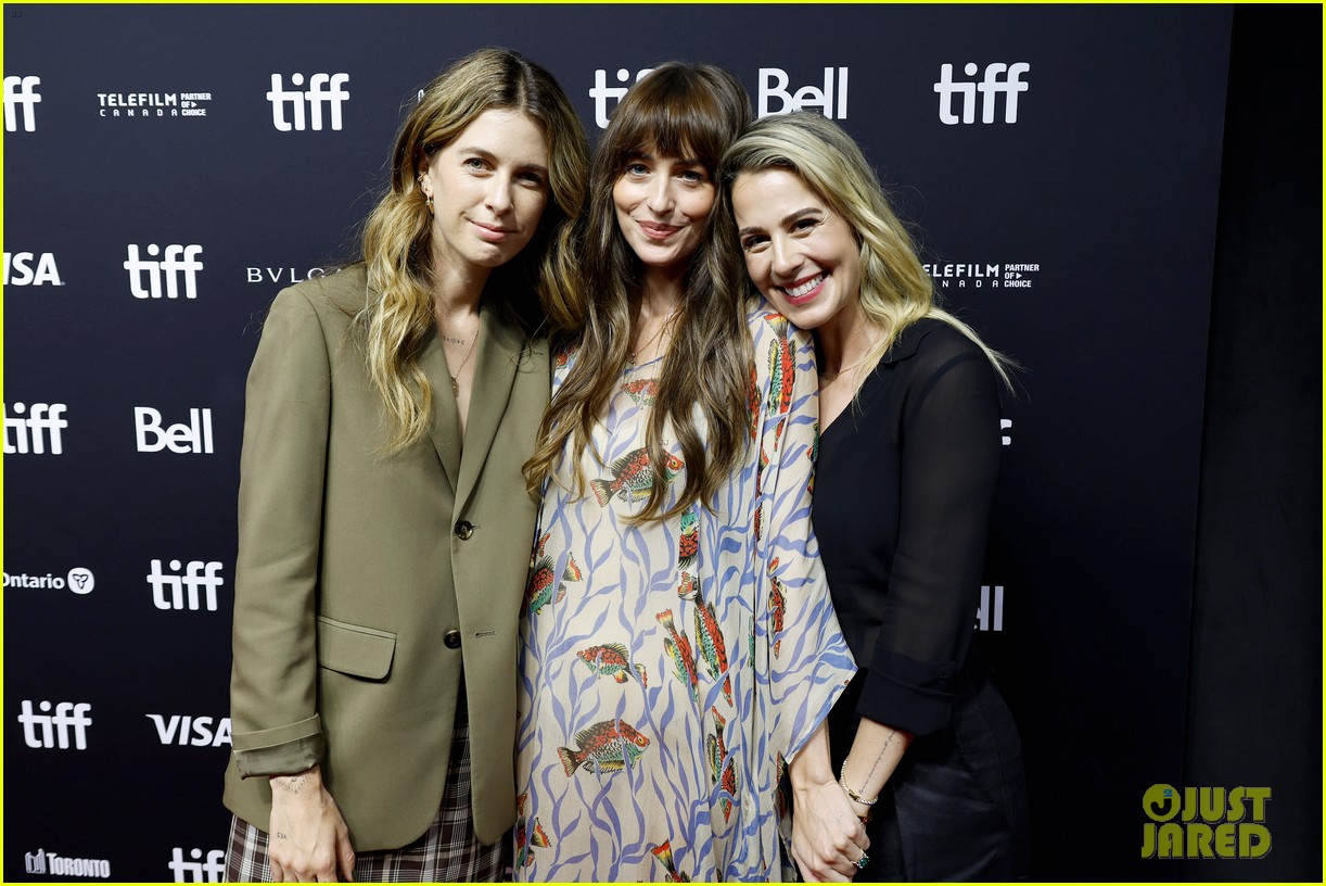 Dakota Johnson & Sean Penn Attend Premiere of Their Cab Ride Movie ...