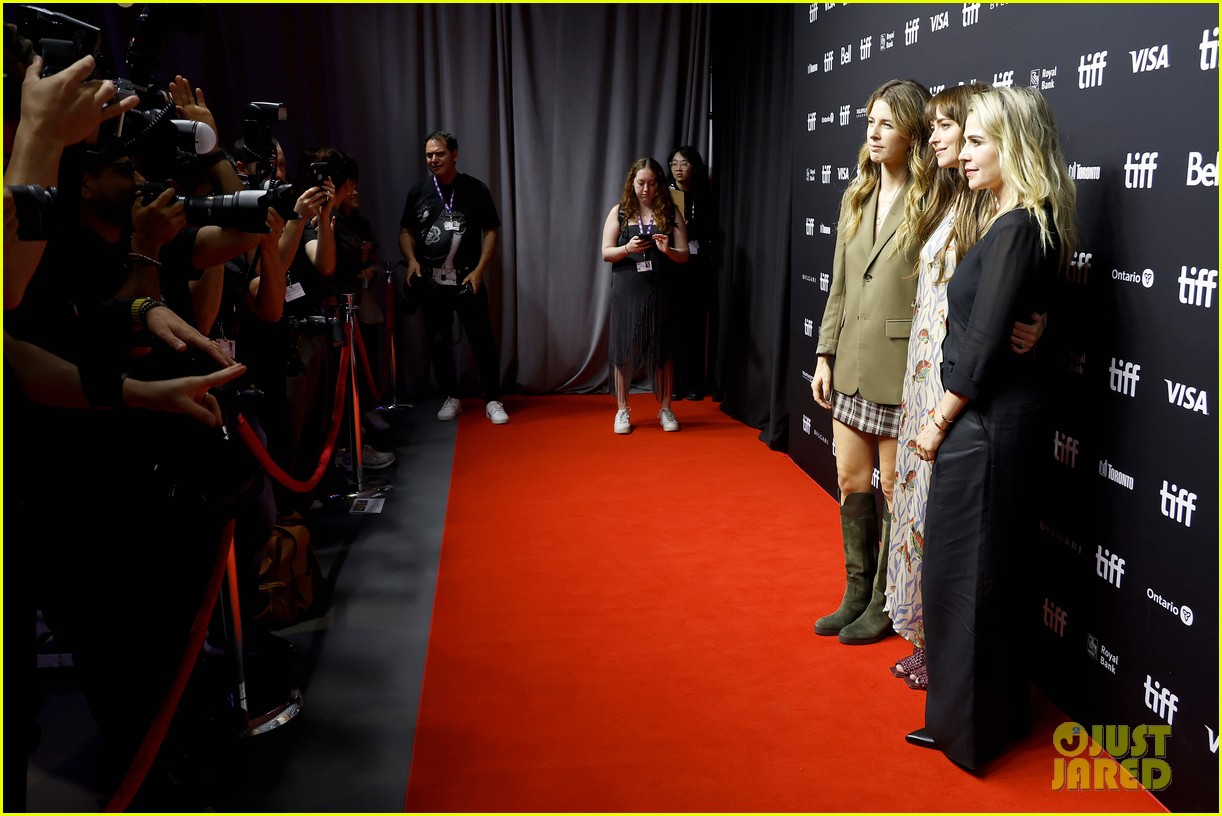 Dakota Johnson & Sean Penn Attend Premiere of Their Cab Ride Movie ...