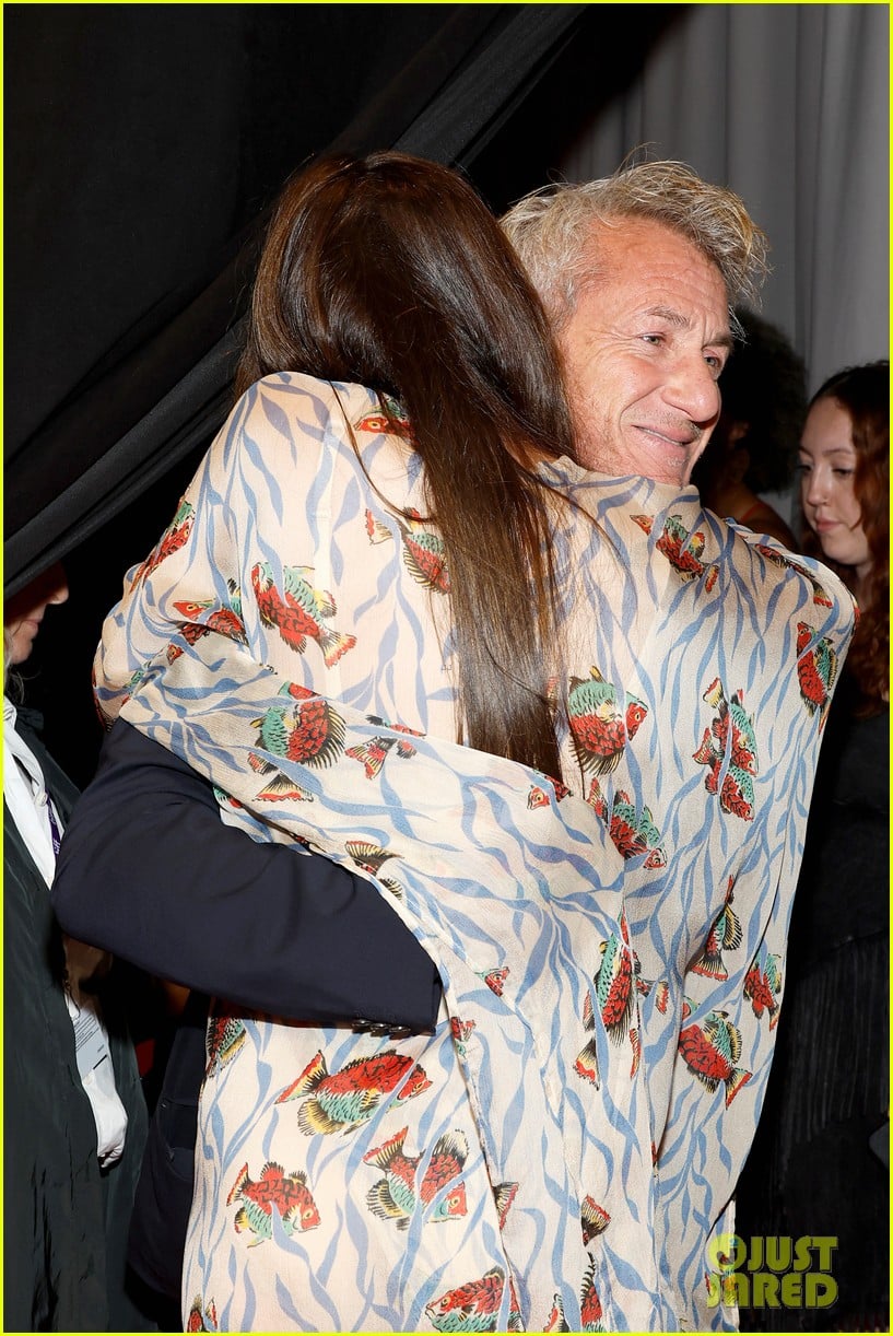 Dakota Johnson & Sean Penn Attend Premiere of Their Cab Ride Movie ...