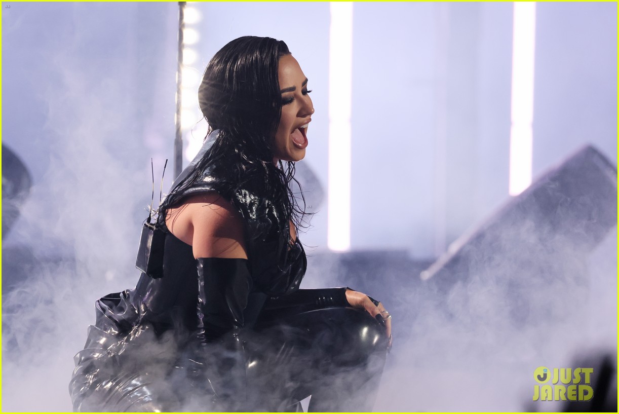 Demi Lovato Fills The Stage With Smoke For 'Sorry Not Sorry ...