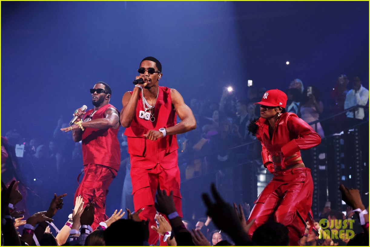 Diddy Performs Medley of His Hit Songs Before Accepting Global Icon ...