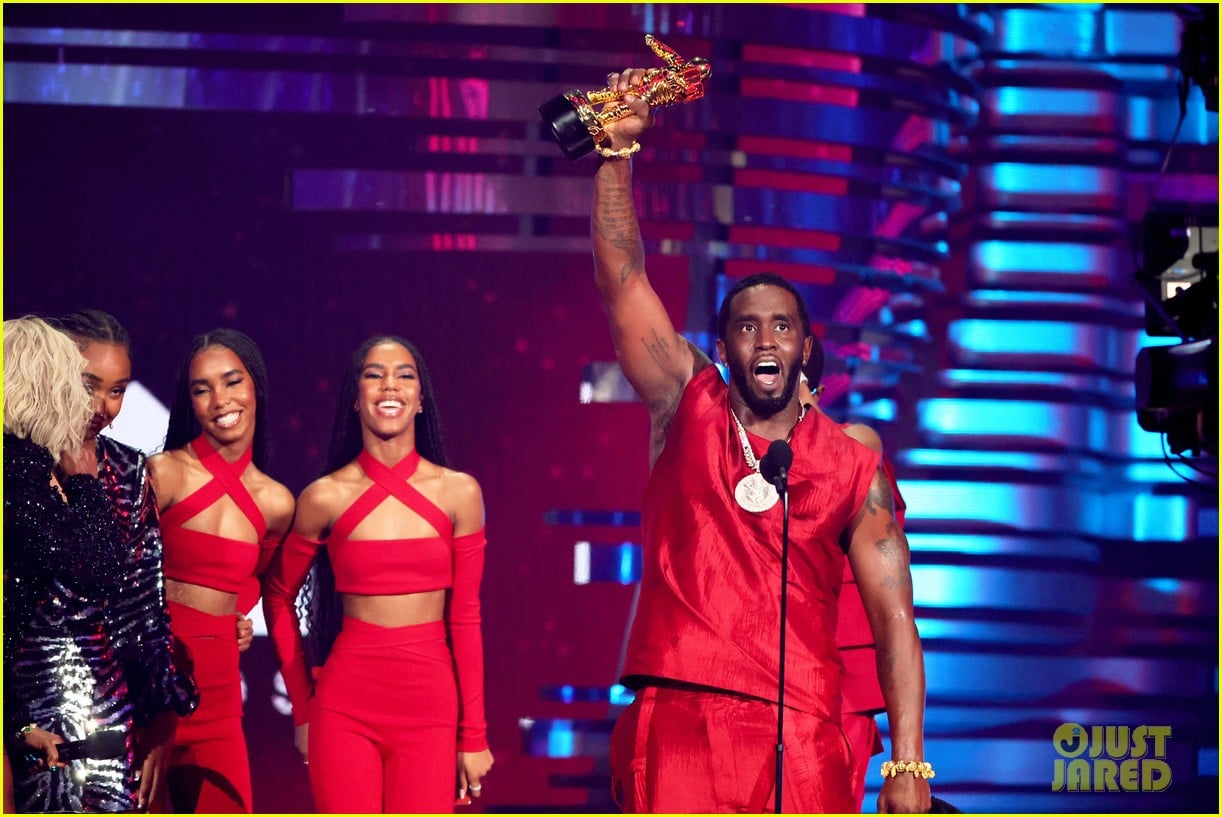 Diddy Performs Medley of His Hit Songs Before Accepting Global Icon ...