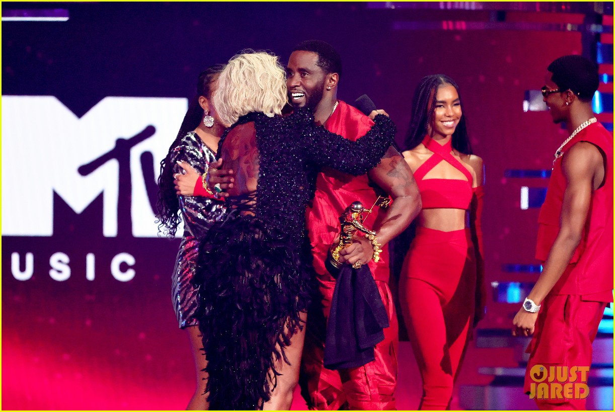 Diddy Performs Medley of His Hit Songs Before Accepting Global Icon ...