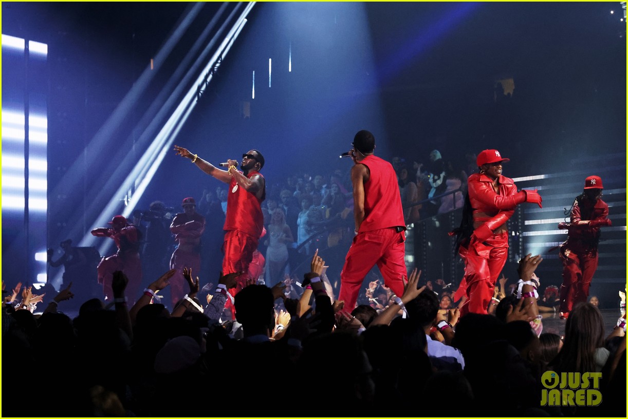 Diddy Performs Medley of His Hit Songs Before Accepting Global Icon ...