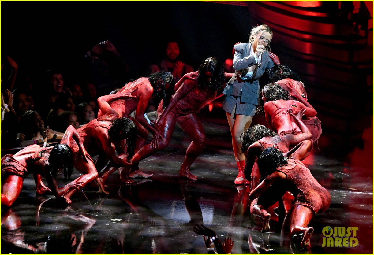 Doja Cat Performs Medley of New Songs 'Paint the Town Red,' 'Demons ...