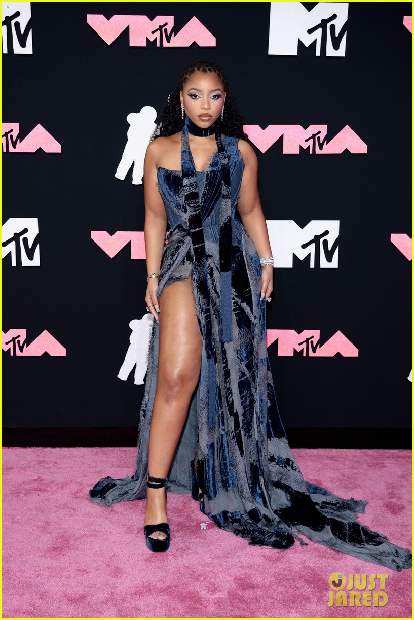 Emily Ratajkowski, Sofia Carson & Chloe Bailey Go Bold With Daring ...