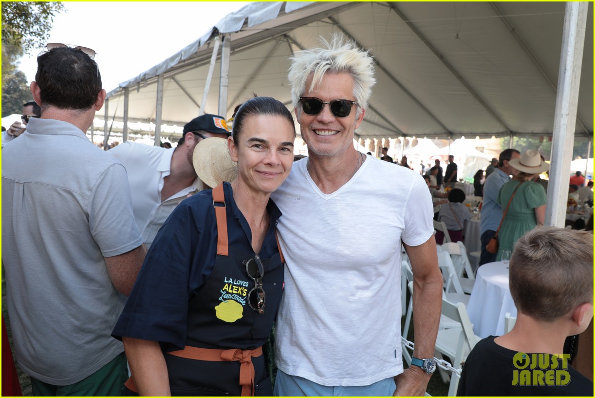 Dakota & Elle Fanning Attend L.A. Loves Alex's Lemonade Chefs Event ...