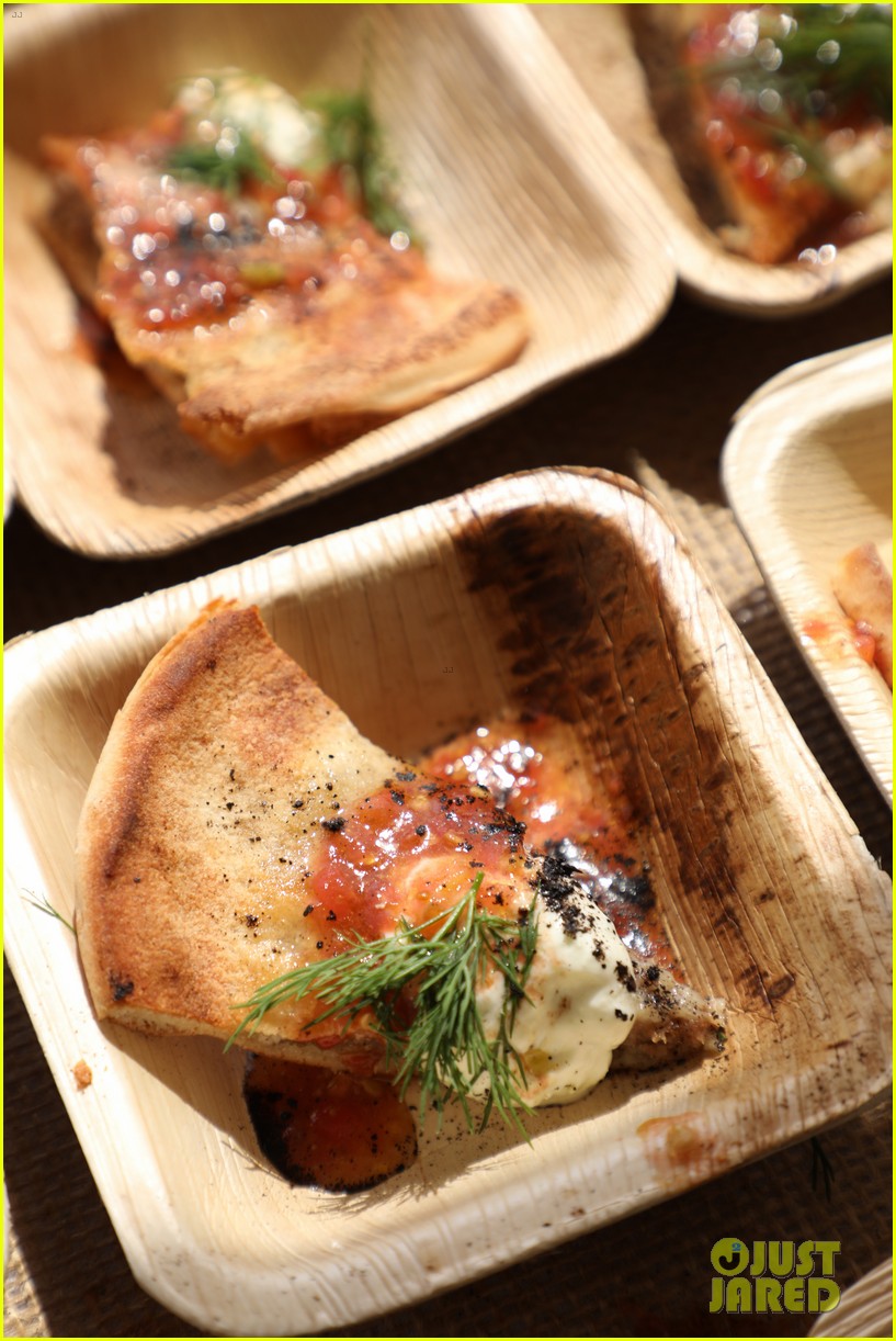 Dakota & Elle Fanning Attend L.A. Loves Alex's Lemonade Chefs Event ...