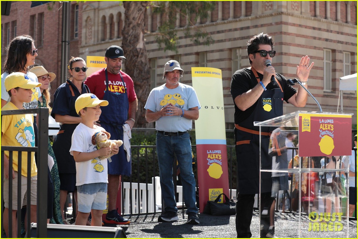 Dakota & Elle Fanning Attend L.A. Loves Alex's Lemonade Chefs Event ...