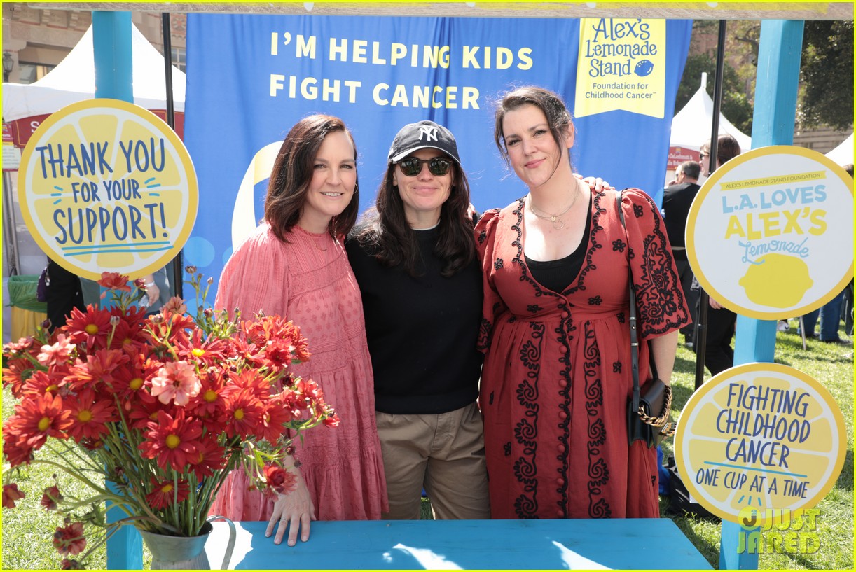 Dakota & Elle Fanning Attend L.A. Loves Alex's Lemonade Chefs Event ...
