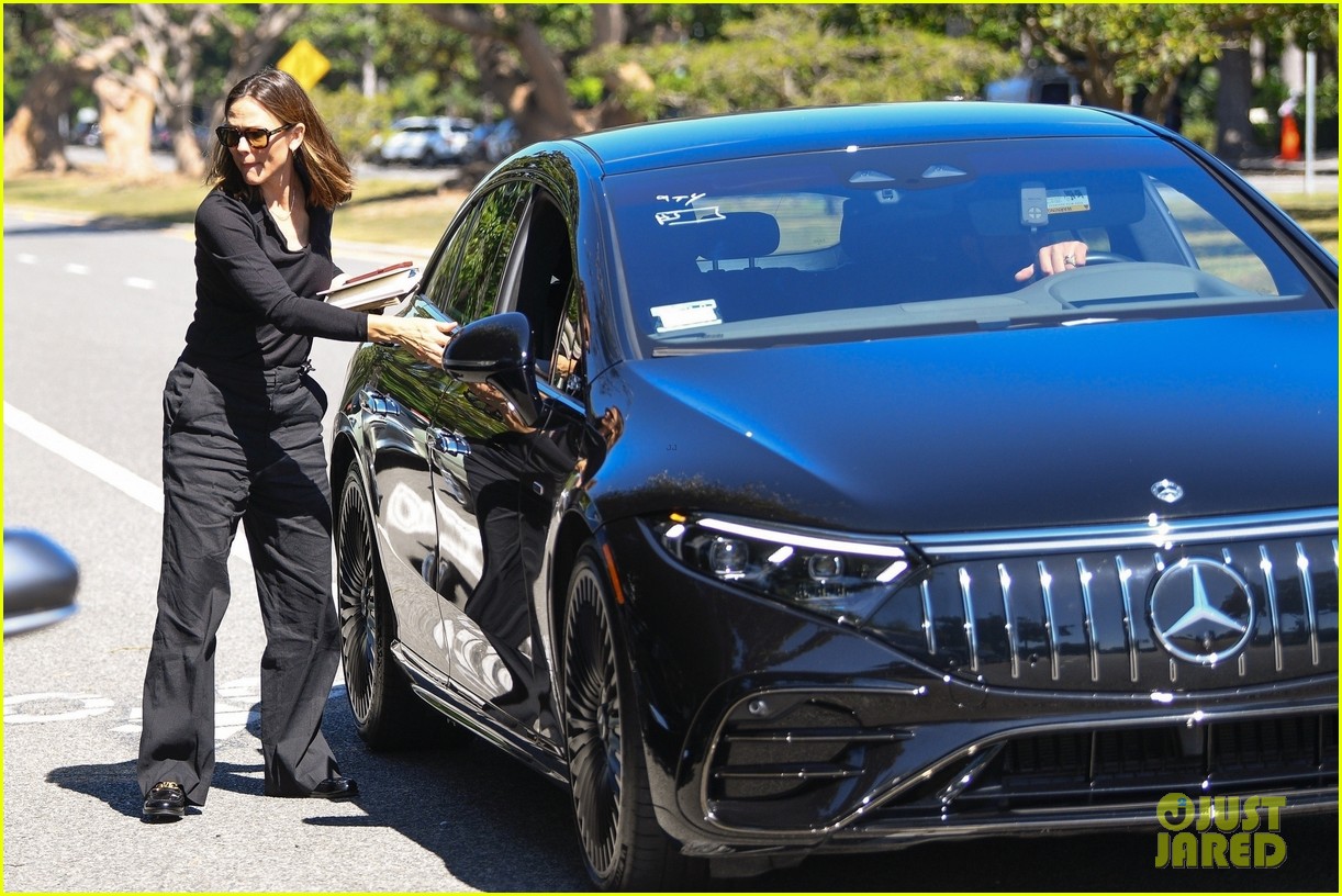 Ben Affleck Gives Ex-Wife Jennifer Garner a Ride After a Tuesday ...