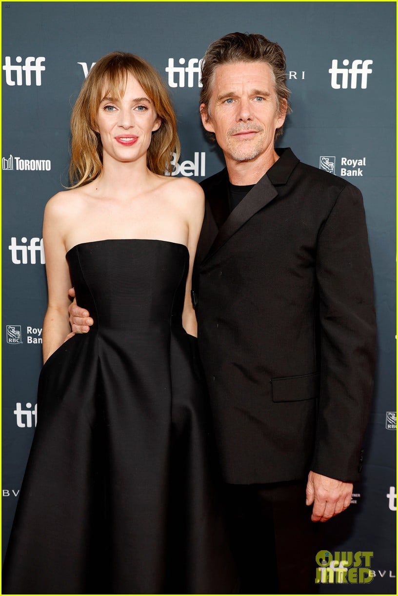 Maya Hawke Reveals Dad Ethan Took a Bus From New York to Toronto for ...