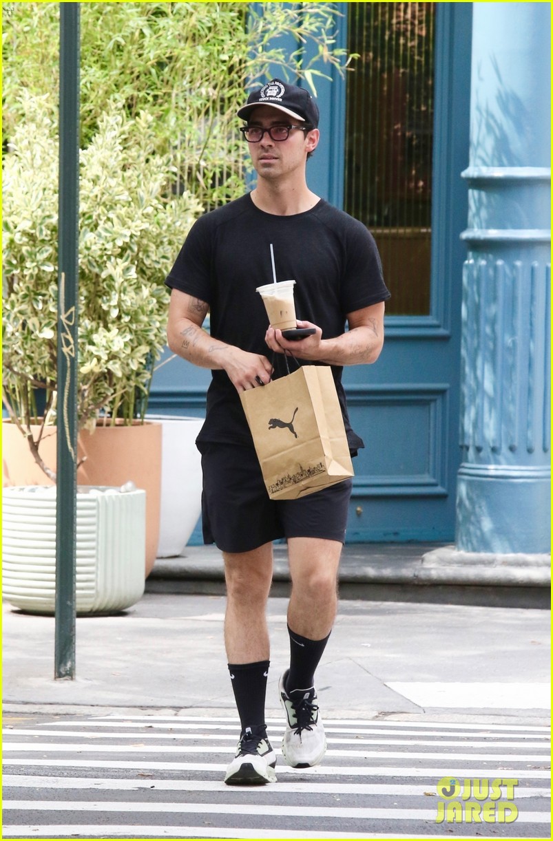 Recent Photos of Joe Jonas Stepping Out Without His Wedding Ring Resurface Amid Sophie Turner ...