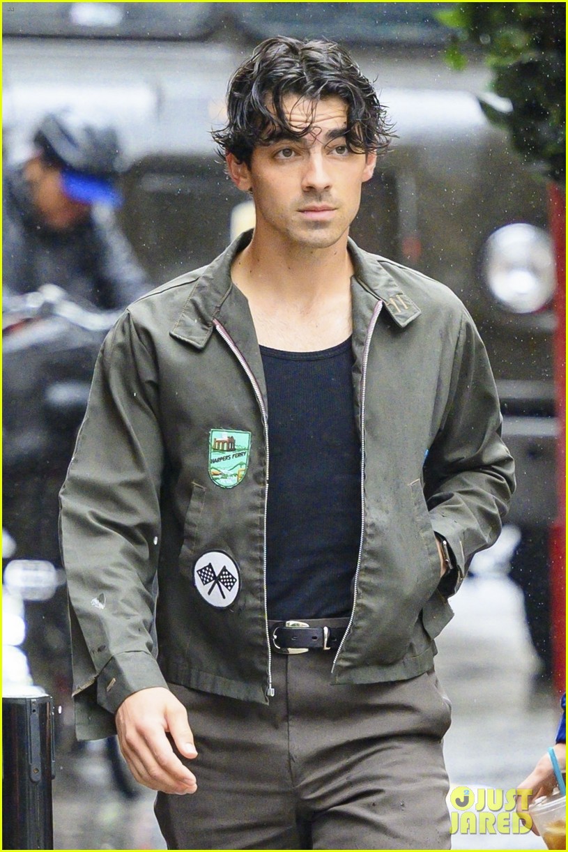 Joe Jonas Steps Out in Rainy New York City Amid Divorce & Custody ...