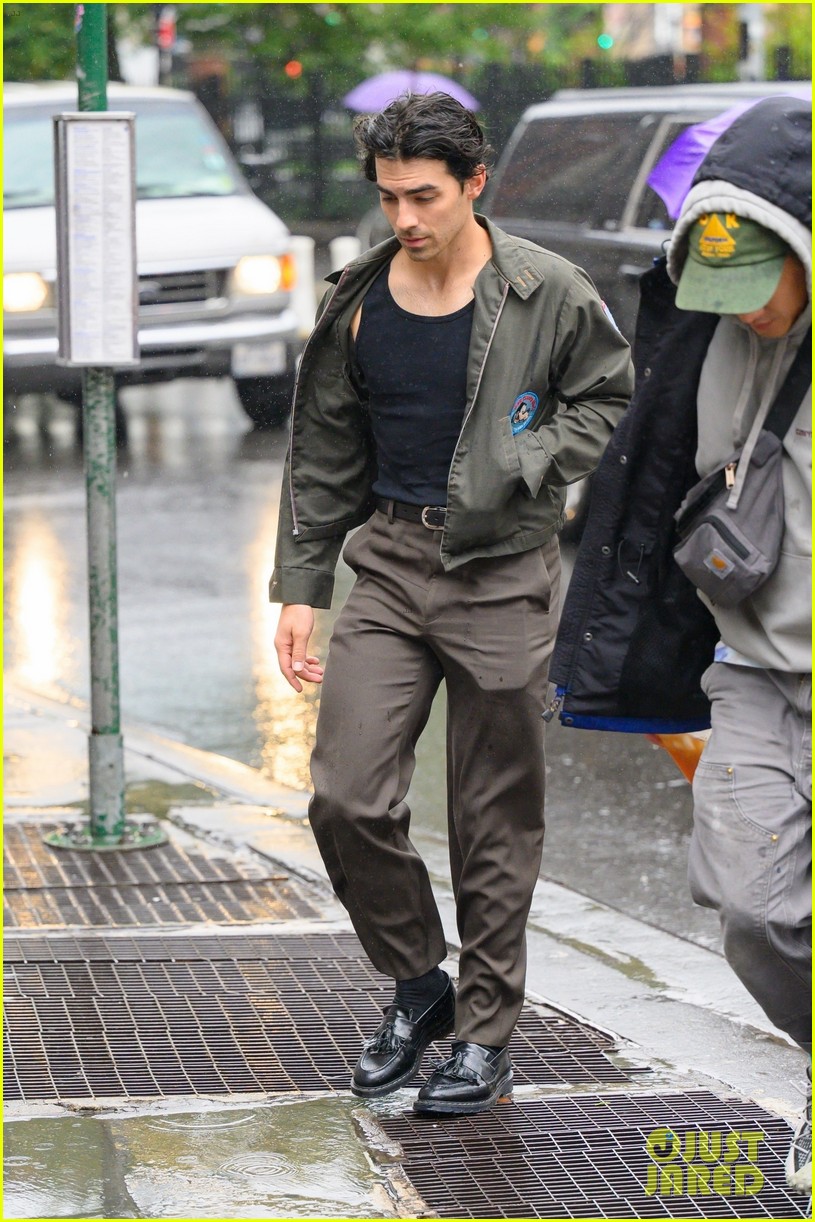 Joe Jonas Steps Out in Rainy New York City Amid Divorce & Custody ...