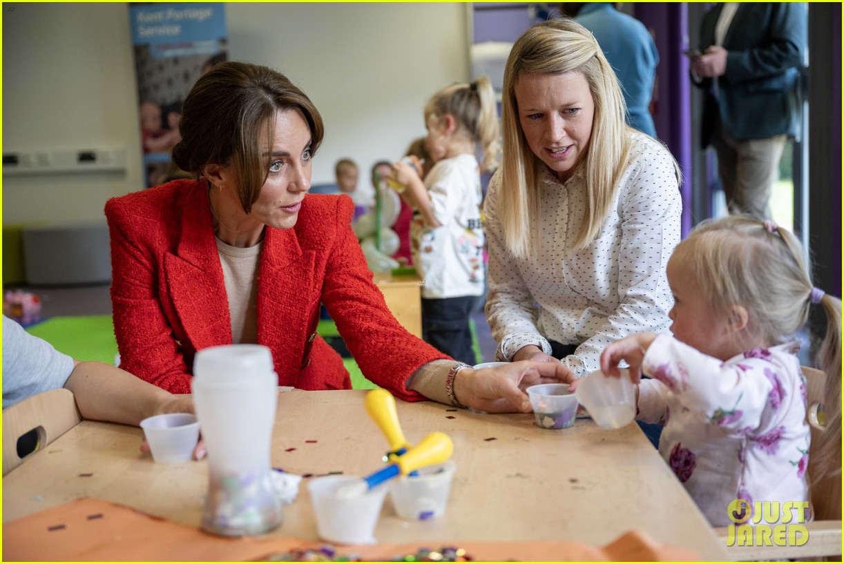Kate Middleton Has Fun With Shredded Paper During Sensory Class at ...