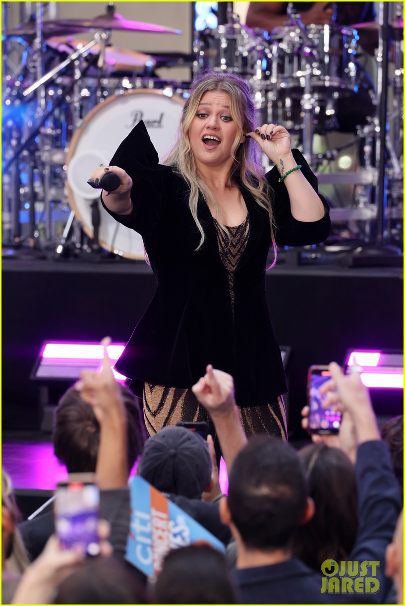 Kelly Clarkson Performs on 'Today Show,' Discusses Her Kids Possibly ...