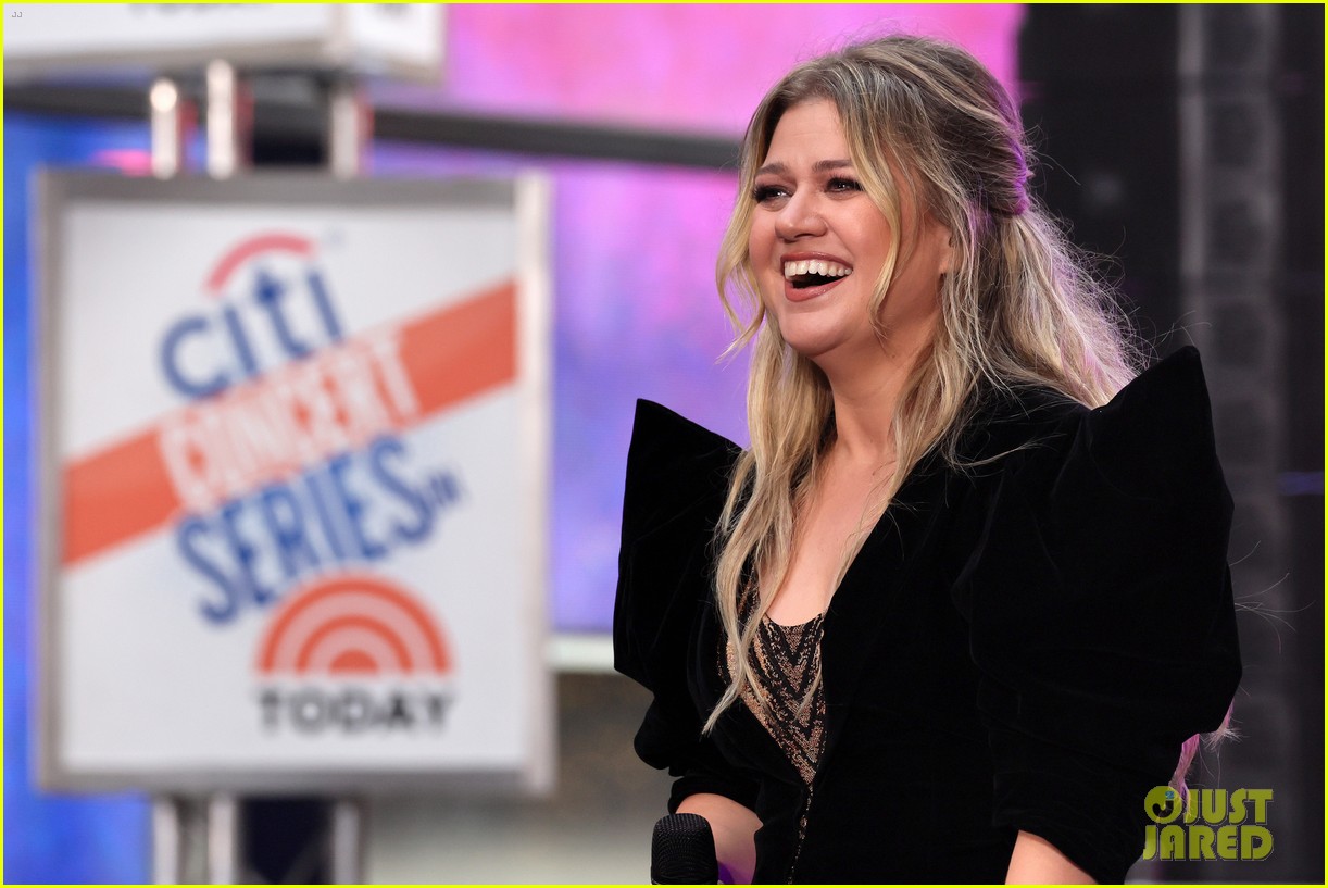 Kelly Clarkson Performs on 'Today Show,' Discusses Her Kids Possibly ...