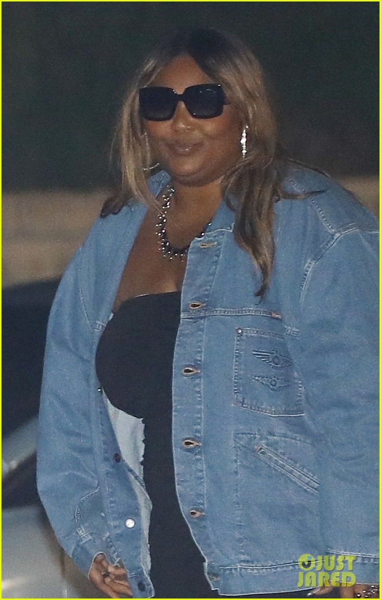 Photo: lizzo peace sign 07 | Photo 4965440 | Just Jared: Entertainment News