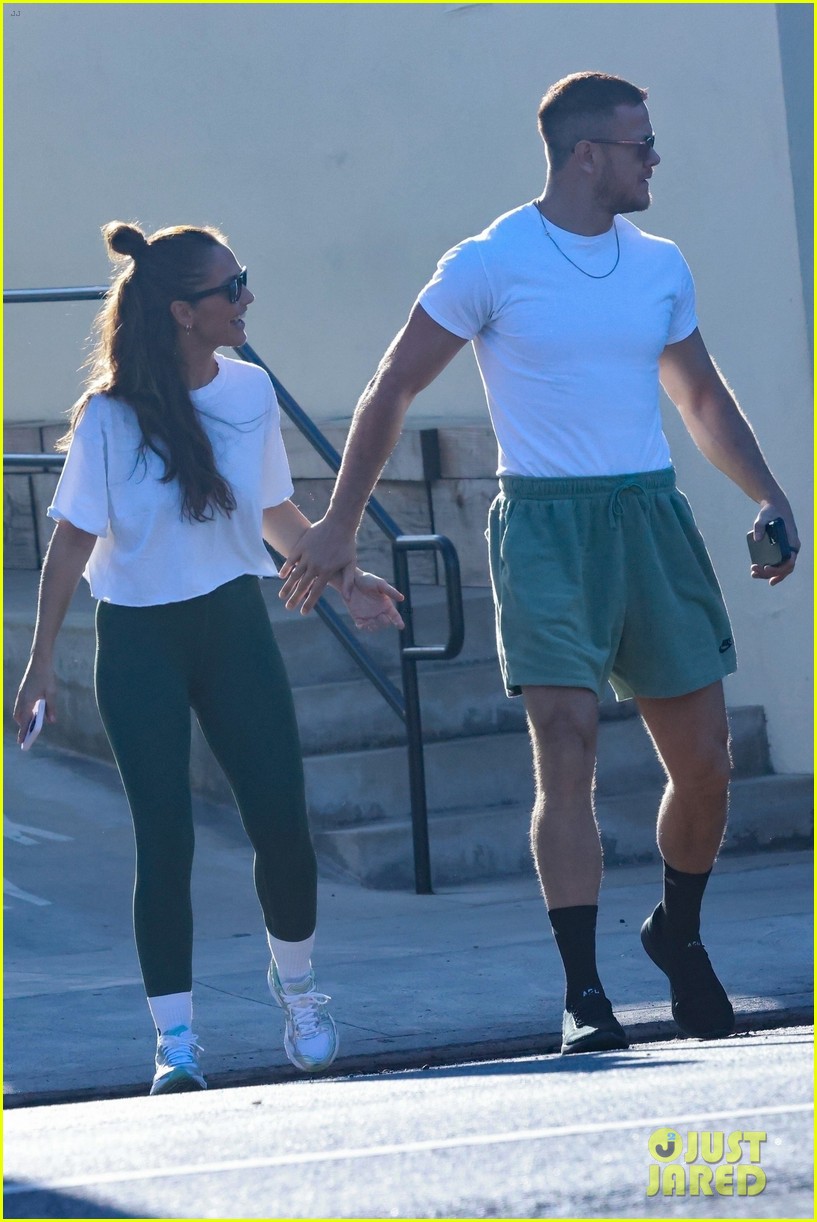 Cute Couple Minka Kelly & Dan Reynolds Spotted Holding Hands During a ...