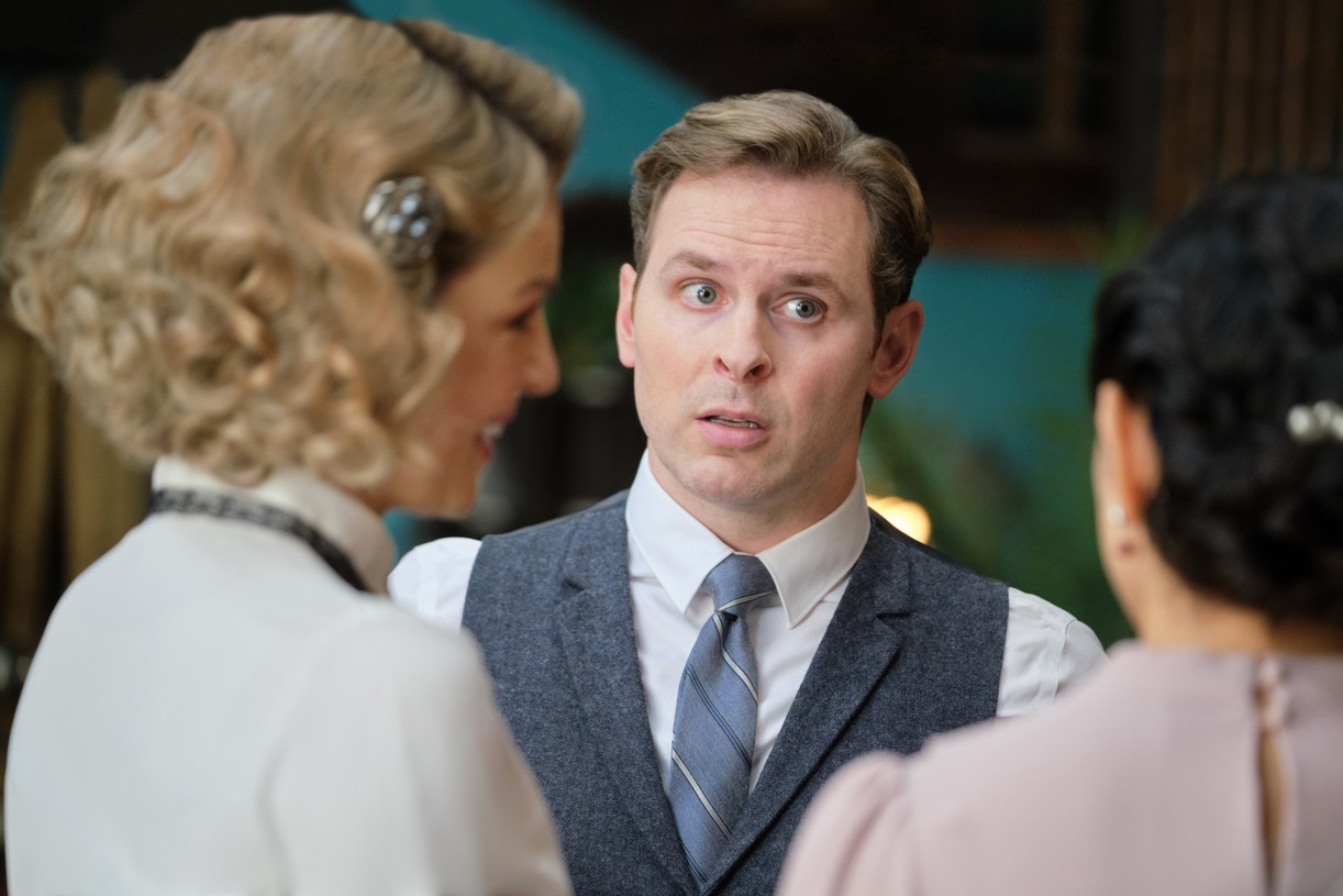 Nathan Finds Himself In Major Danger on Hallmark Channel's 'When Calls ...