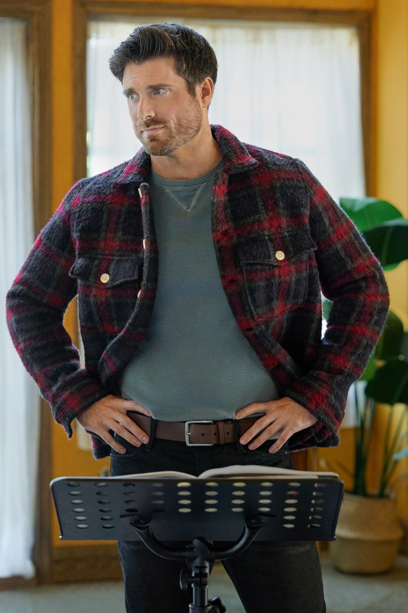 Luke Macfarlane Returns To Hallmark Channel With A Cute Fall Love Story ...