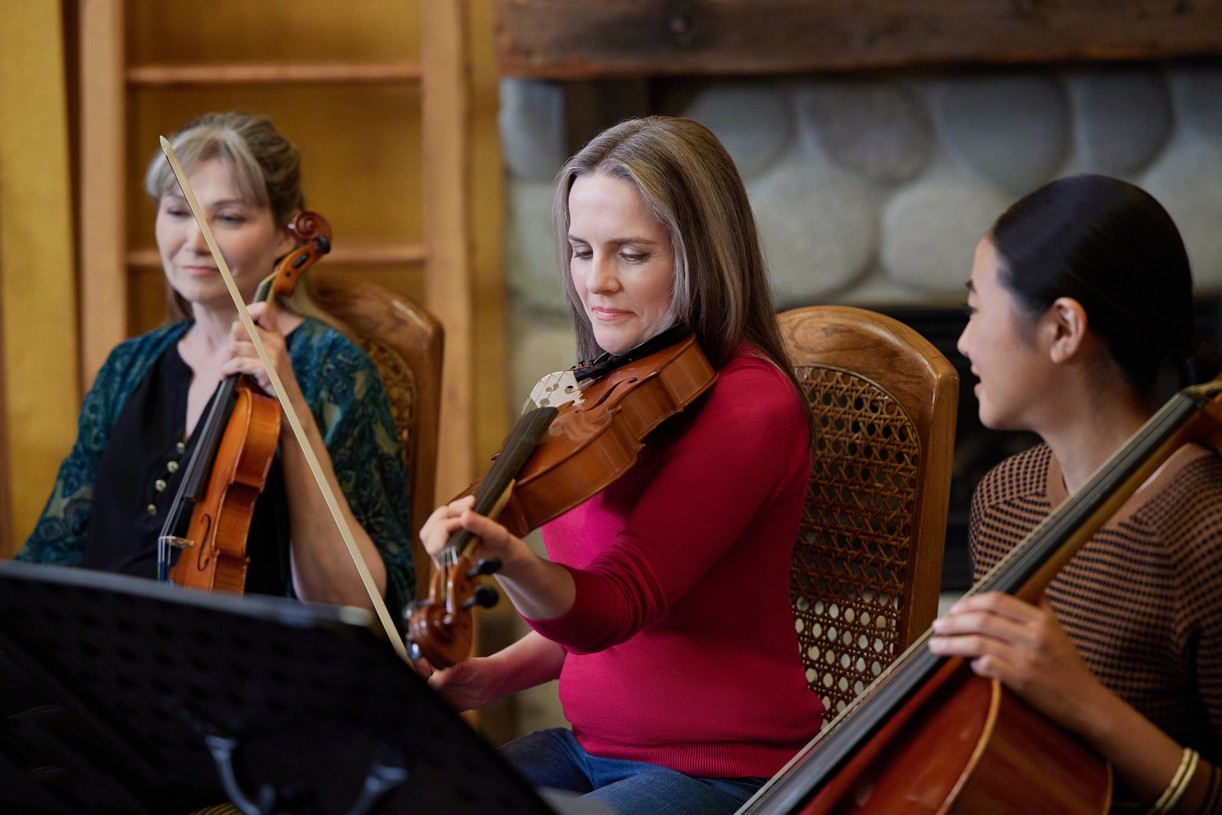 Luke Macfarlane Returns To Hallmark Channel With A Cute Fall Love Story ...