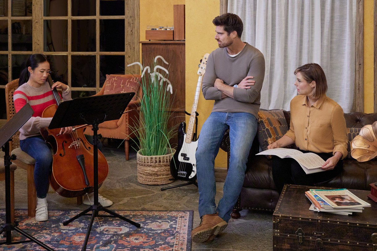 Luke Macfarlane Returns To Hallmark Channel With A Cute Fall Love Story ...