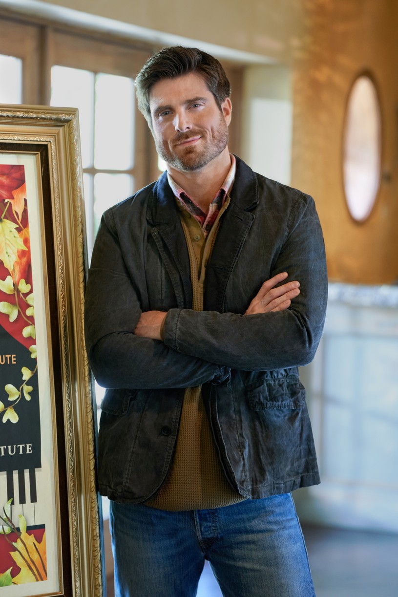 Luke Macfarlane Returns To Hallmark Channel With A Cute Fall Love Story ...